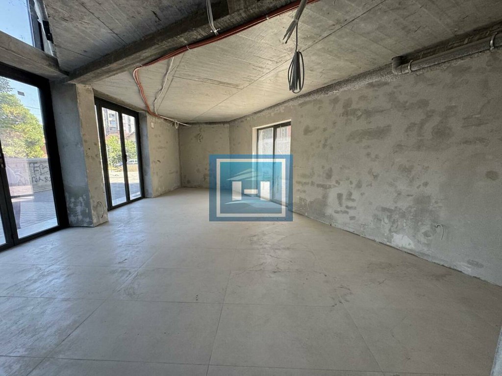 Poslovni prostor / Lokal, Paraćin | Izdavanje · 215m² · 1.800€