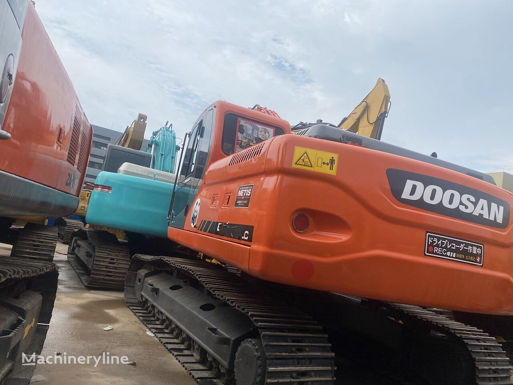 Doosan DX225 bager guseničar