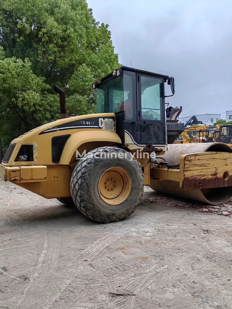 Caterpillar CS683 kompaktor s jednim valjkom