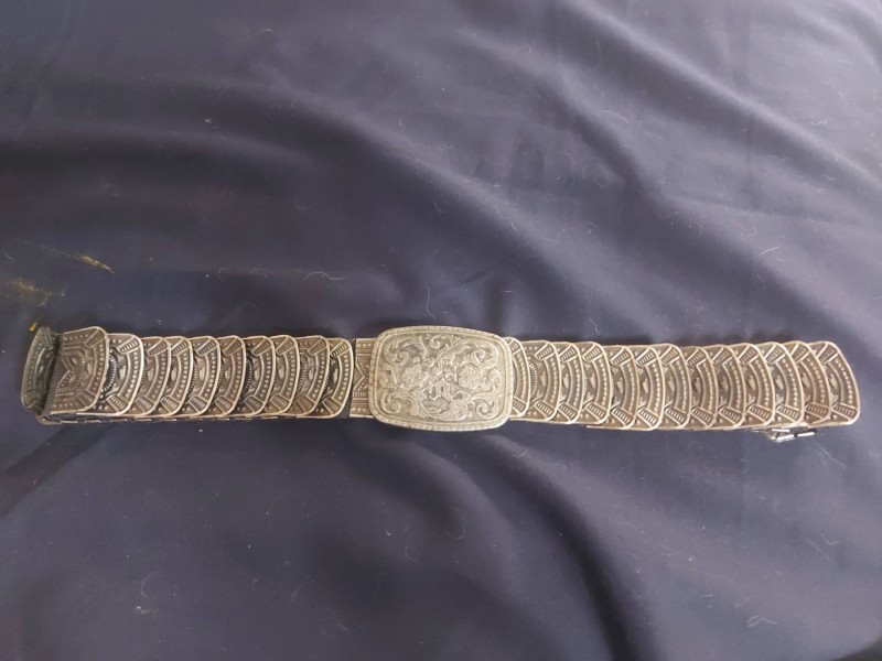 Metalni rastegljivi kaiš pojas sa radom i kopčom