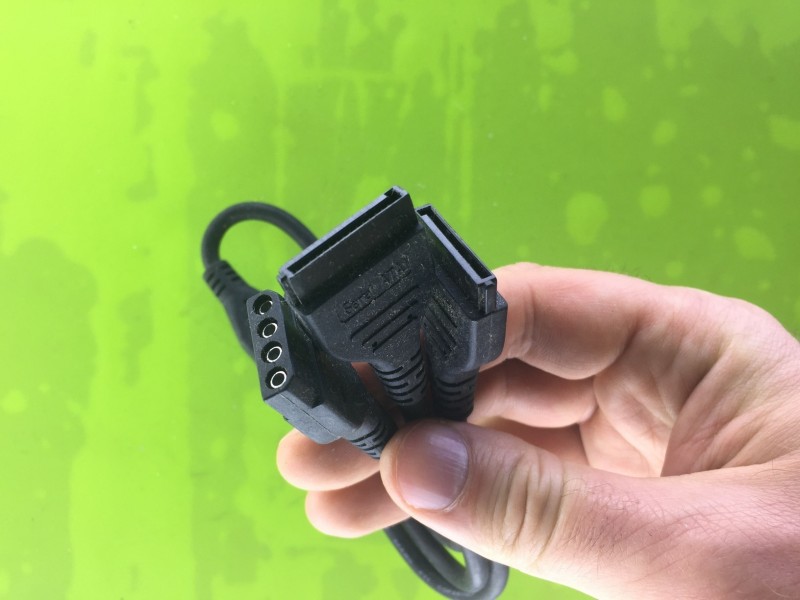 Zenski molex na sata