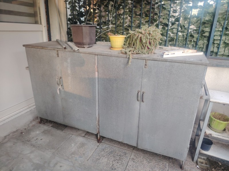 Veliki pocinkovani metalni ormar