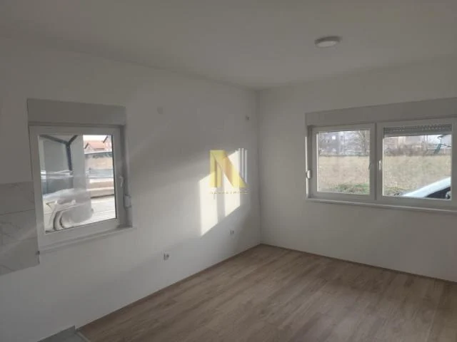 Garsonjera u novoj zgradi, Adice