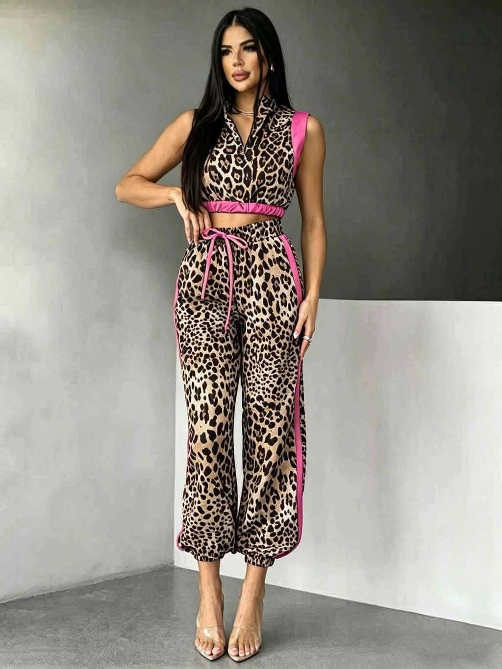 Ženski komplet – prsluk crop + pantalone sa leopard printom -