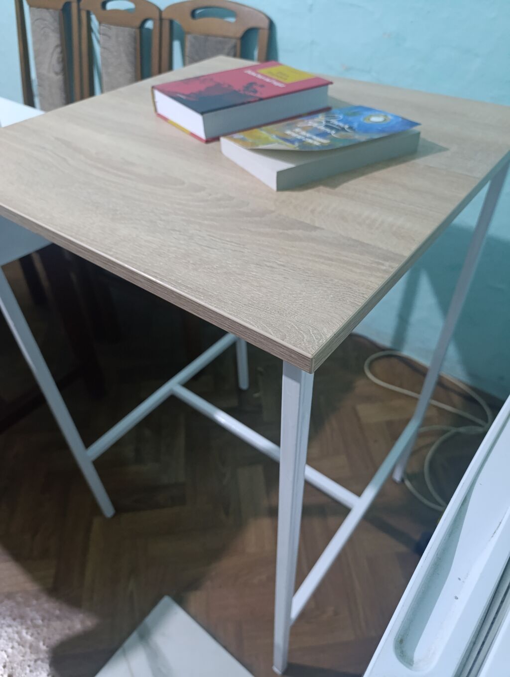 Visoki bar/šank sto sa metalnim ramom i pločom u dekoru svetlog