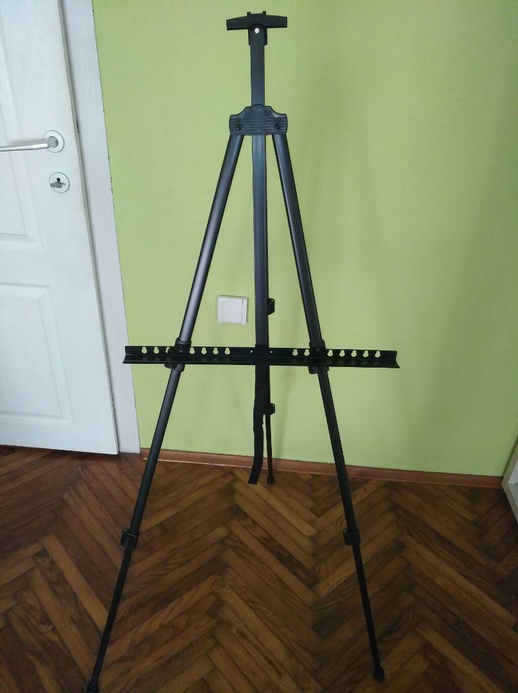 NOV aluminijumski štafelaj u originalnom pakovanju. Namenjen je