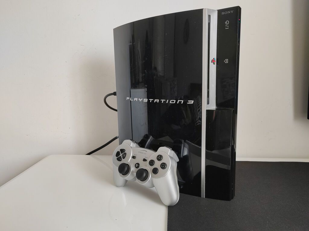 Sony PS3 čipovan Sony Playstation 3, Fat, čipovan. Malo je