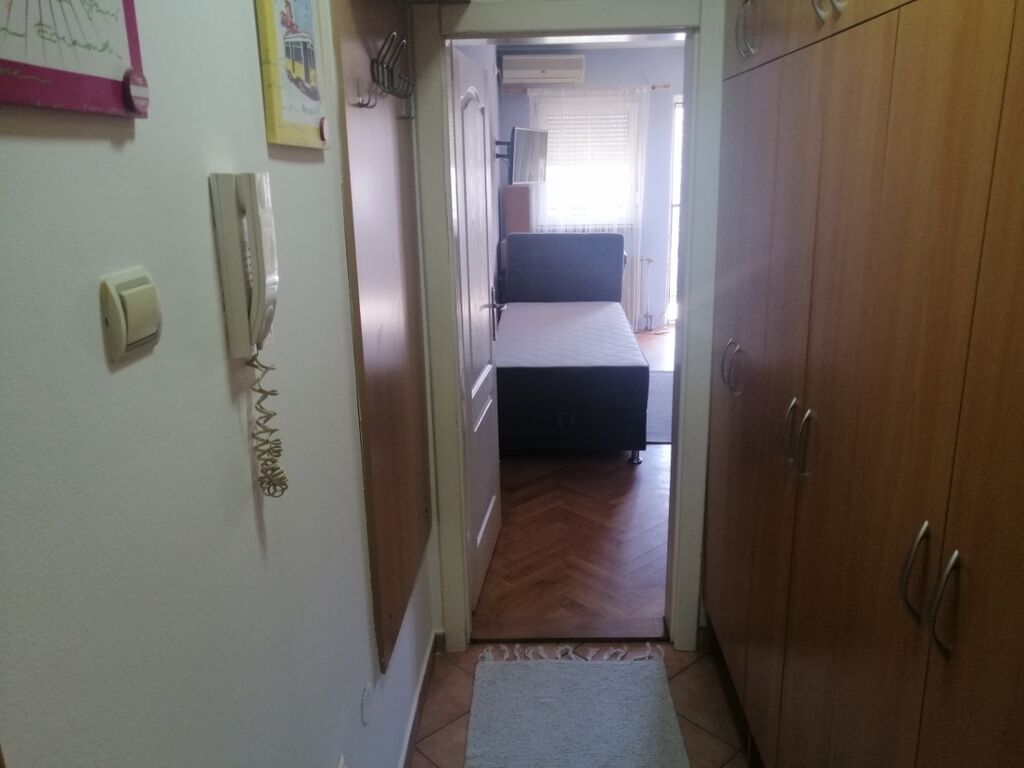 Izdajem namešten stan u Novom Sadu na Grbavici. Garsonjera se nalazi u