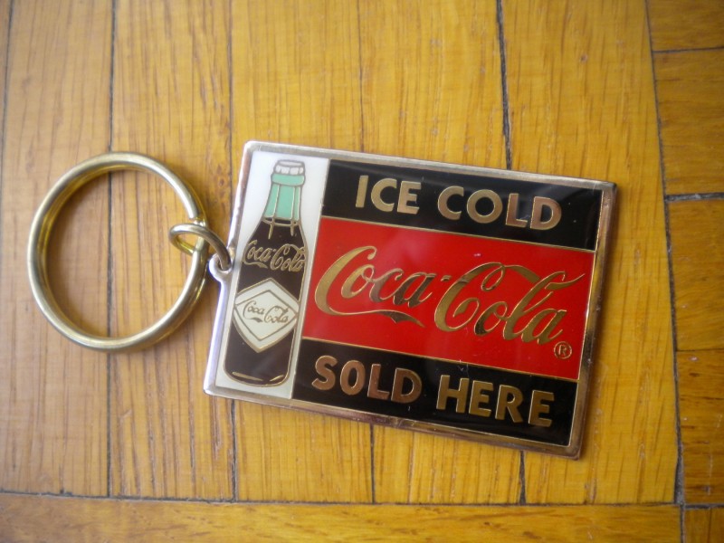 Ice cold COCA COLA sold here, privezak za kljuceve