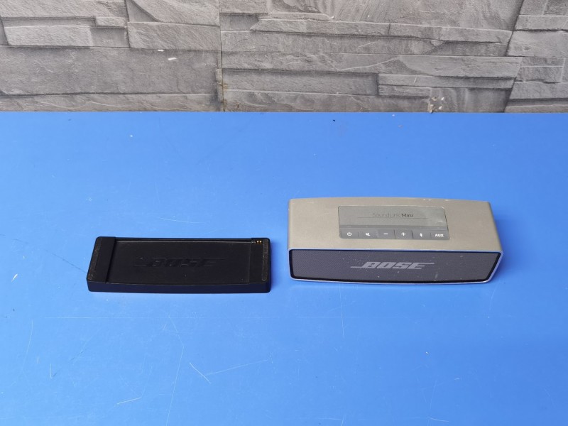 Bose SoundLink Mini Bluetooth zvucnik sa bazom za punje