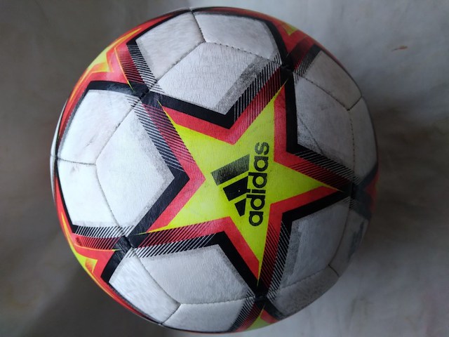 Lopta za fudbal br.5 Adidas ,tezina 438 gr.MALO OSTECEN