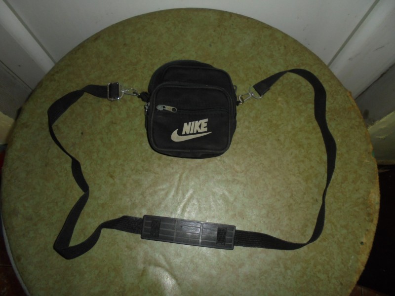 TORBICA PREKO RAMENA *NIKE* ZA TELEFON, NOVAC, SITNICE