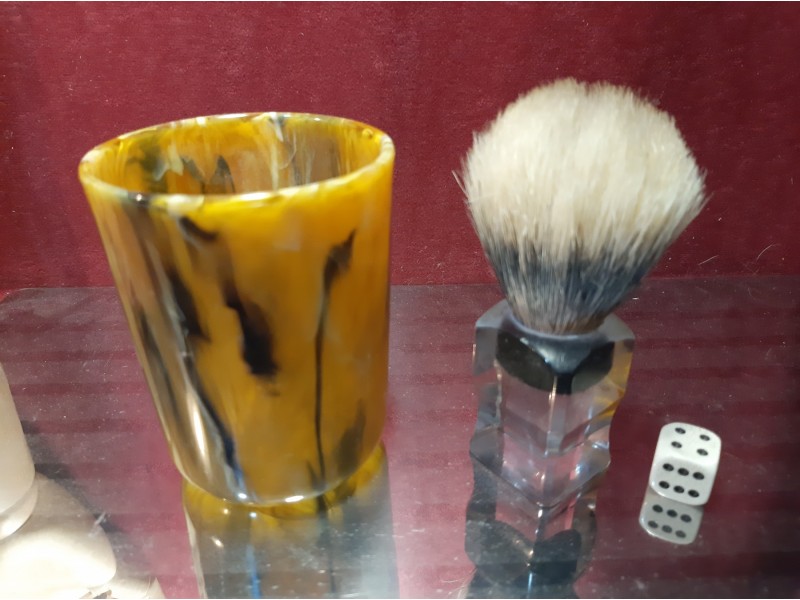 VRHUNSKI SET ZA BRIJANJE YAQI SAGRADA FAMILIA ČETKA ČAŠ