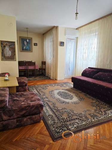 Komforan trosoban stan u centru, ul. Đoke Radaka 4 - 80m², direktno od vlasnika.