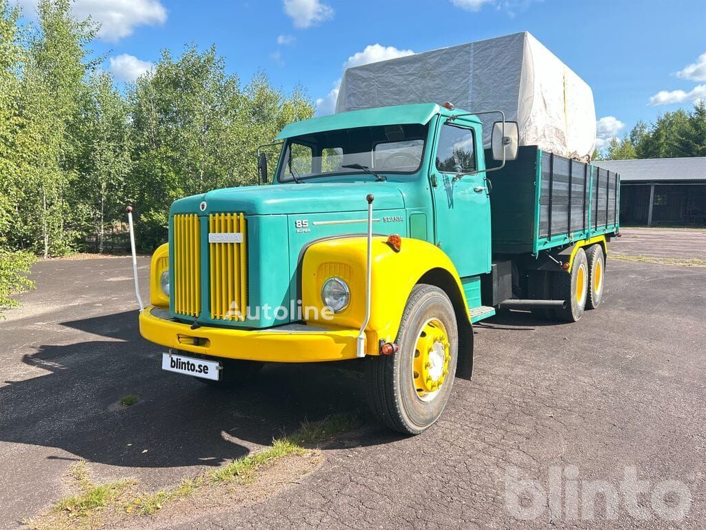 Prodaje se Scania SCANIA LS 85 S 46 220 kamion s ravnom platformom na aukciji