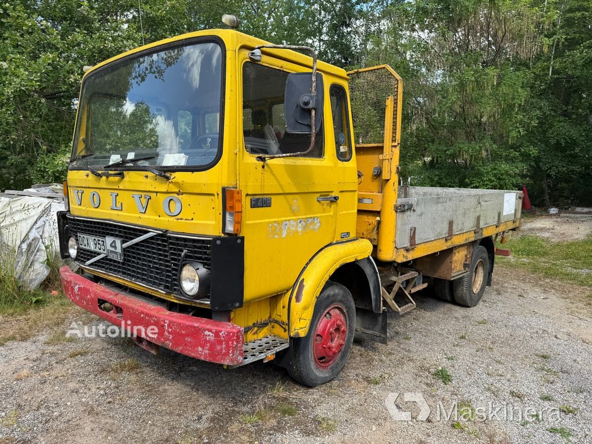 Prodaje se Volvo F408 kamion s ravnom platformom na aukciji