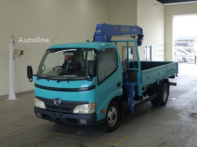 Hino DUTRO kamion s ravnom platformom