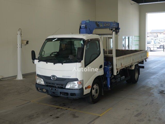 Hino DUTRO kamion s ravnom platformom