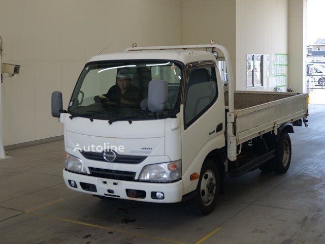 Hino DUTRO kamion s ravnom platformom