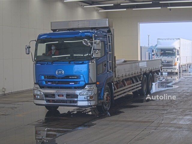 Nissan QUON kamion s ravnom platformom