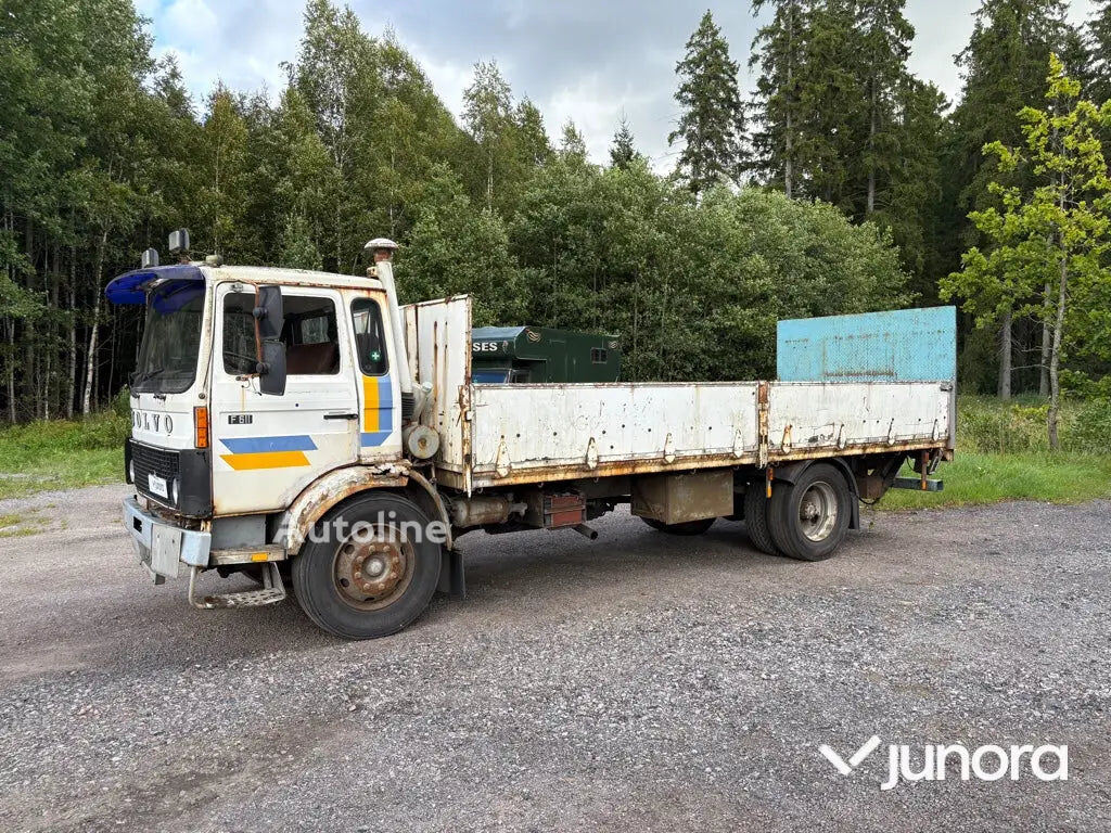Prodaje se Volvo F611 kamion s ravnom platformom na aukciji