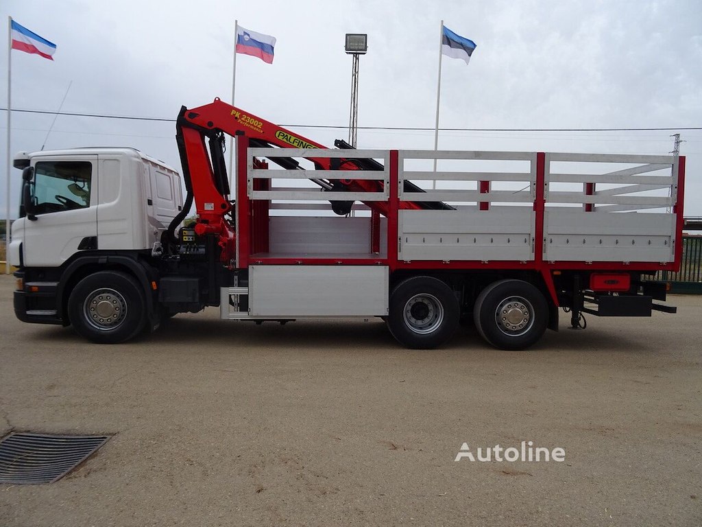 Scania P 400 kamion s ravnom platformom