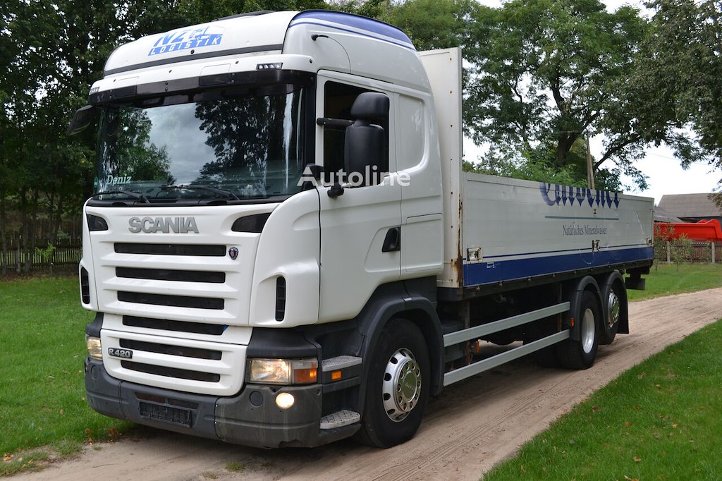 Scania R 420 kamion s ravnom platformom