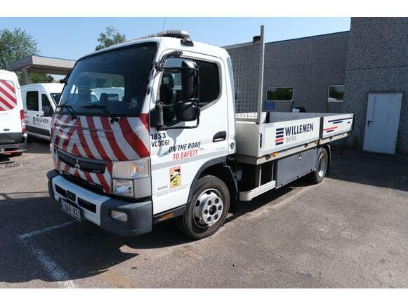 Prodaje se Camion Fuso Canter kamion s ravnom platformom na aukciji
