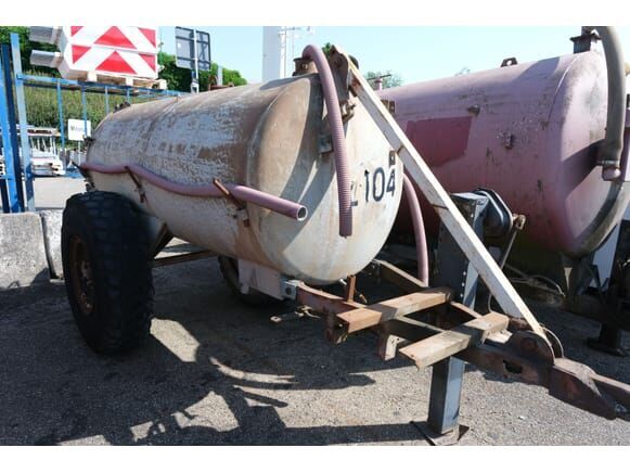 Prodaje se Remorque citerne 3000 litres Marque et modèle illisible prikolicu autocisternu na aukciji