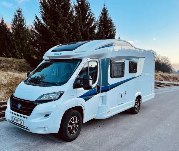 Knaus R21 poluintegrisani kamper