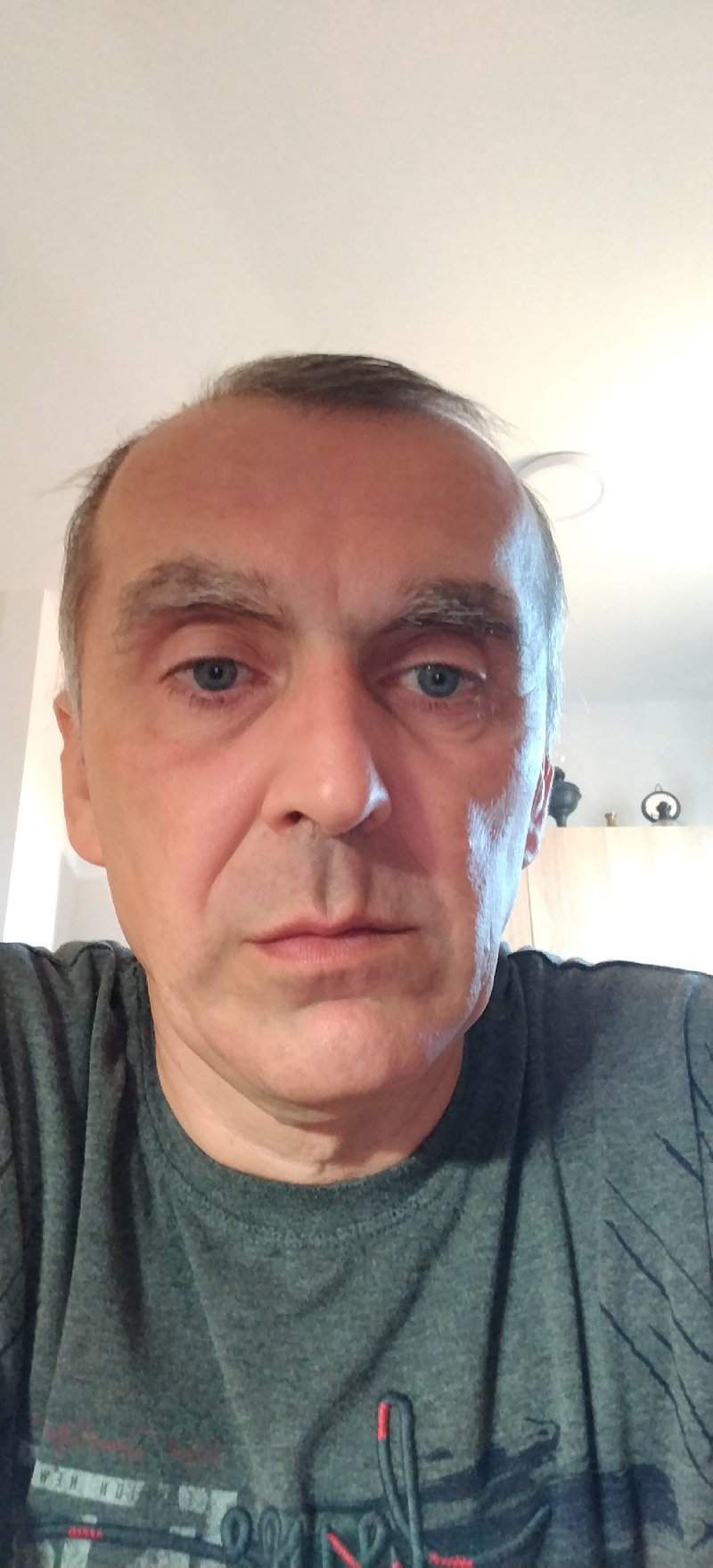 On traži nju