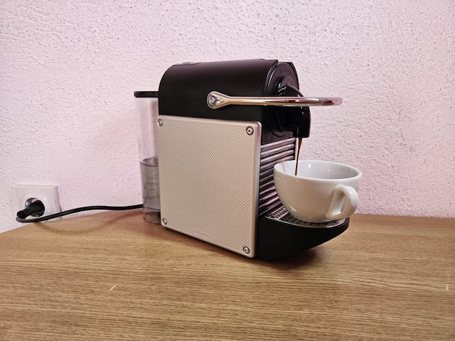 Nespresso aparat za kafu masina D61 Pixie kafe na kapsu