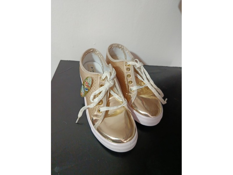 Patike vel 38
