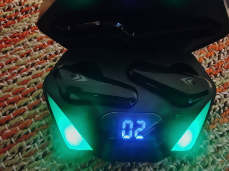 BLUETOOTH SLUŠALICE CRNE SA RGB SVETLIMA (NOVO)