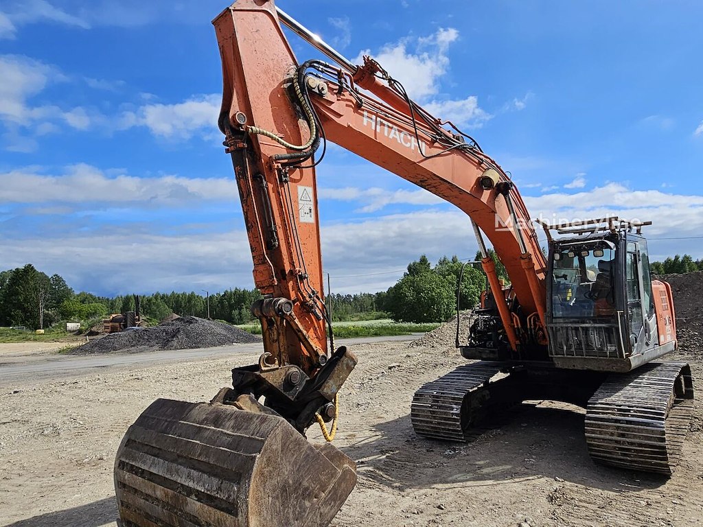 Hitachi ZX225 bager guseničar