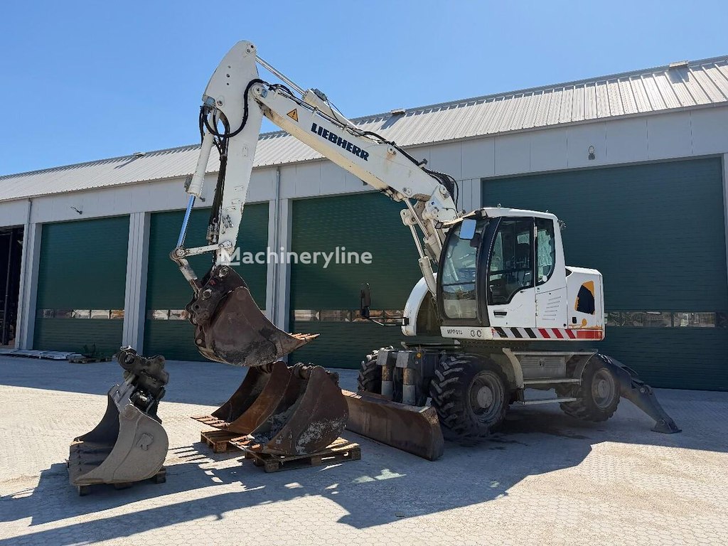 Liebherr A914 Compact Outriggers // Quick Coupler // 5x attachment bager točkaš