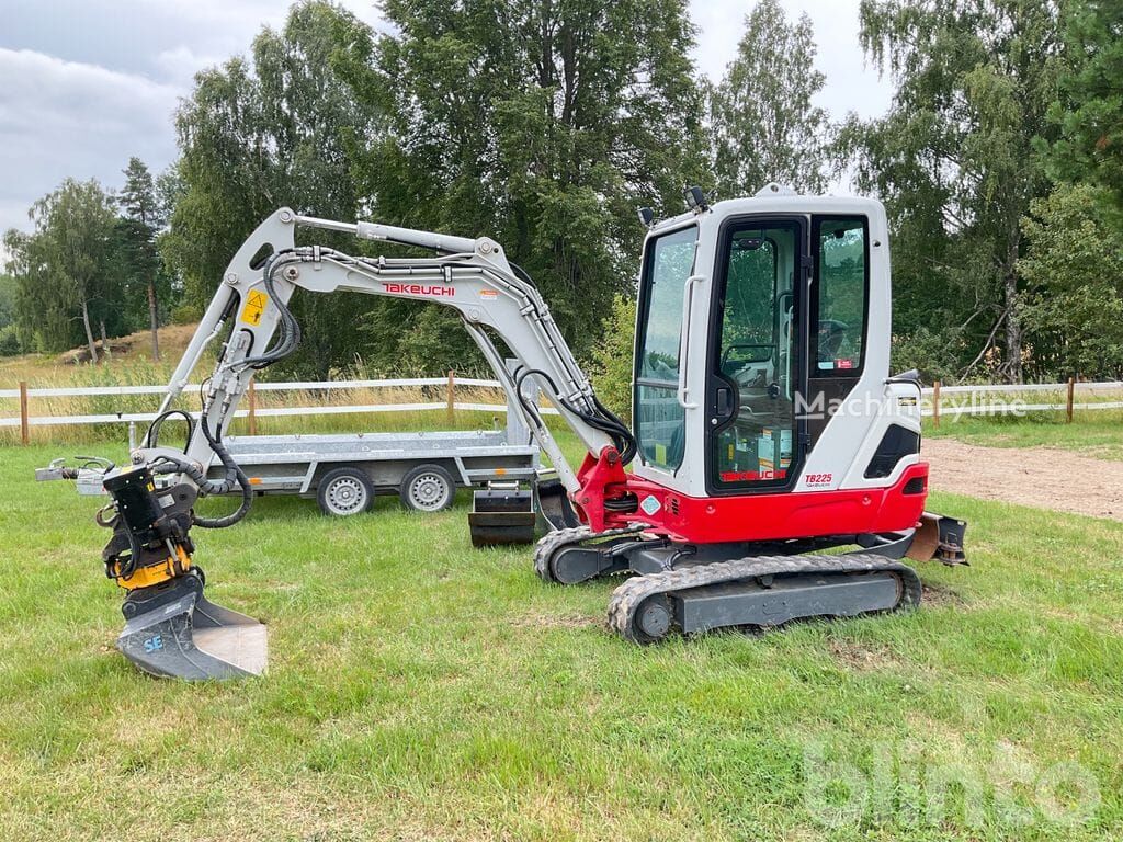 Prodaje se Takeuchi TB225 mini bager na aukciji