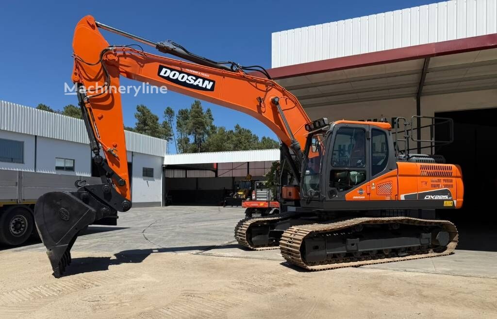 Doosan DX 225, Devlon DX225 bager guseničar