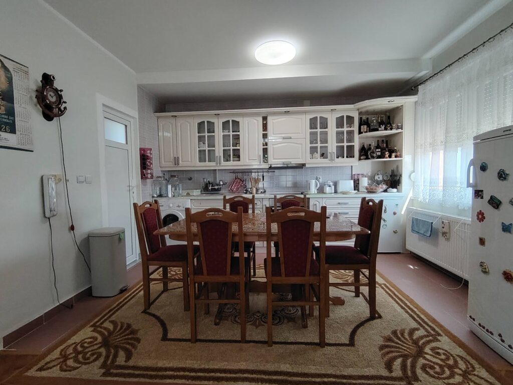 Renoviran trosoban stan 71 m², I sprat, Debrc, Vladimirci, 73.000 € (GARAŽNO MESTO)