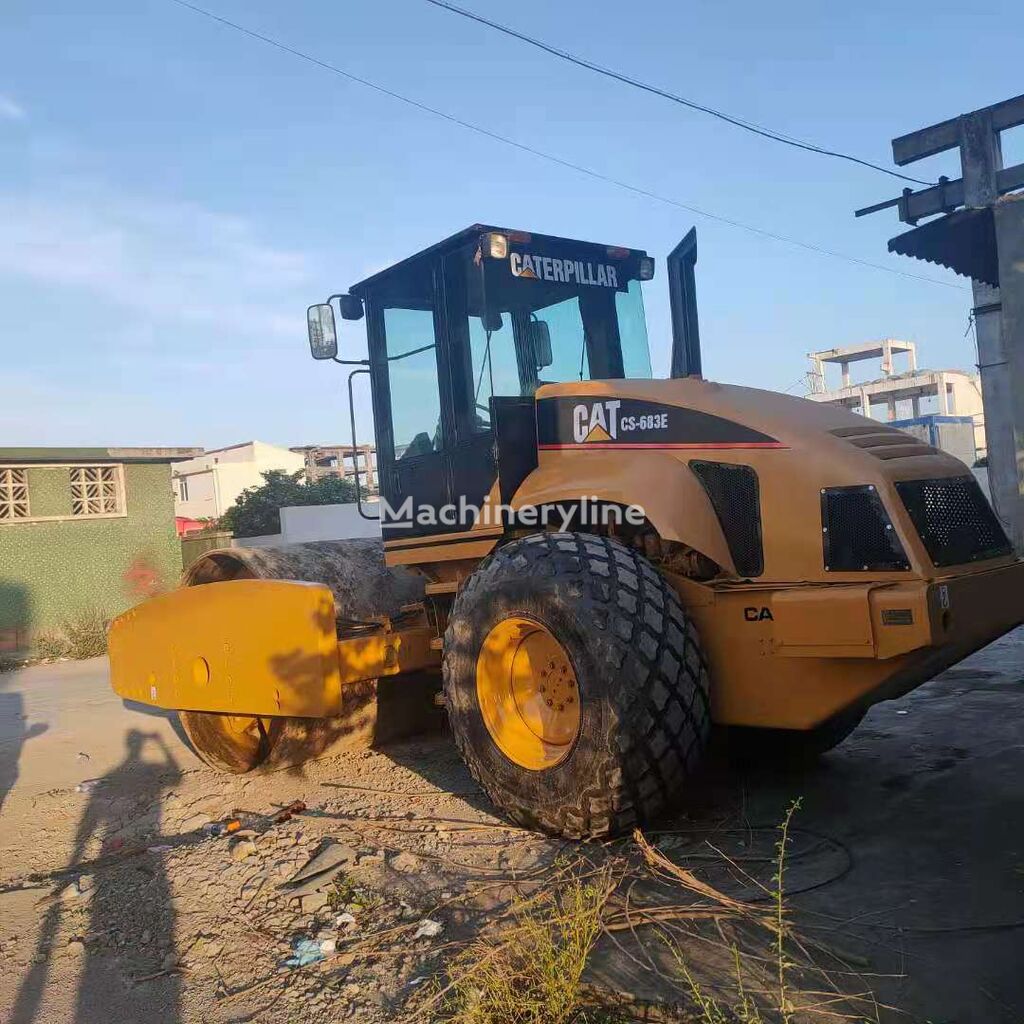 Caterpillar CS-683E kompaktor s jednim valjkom