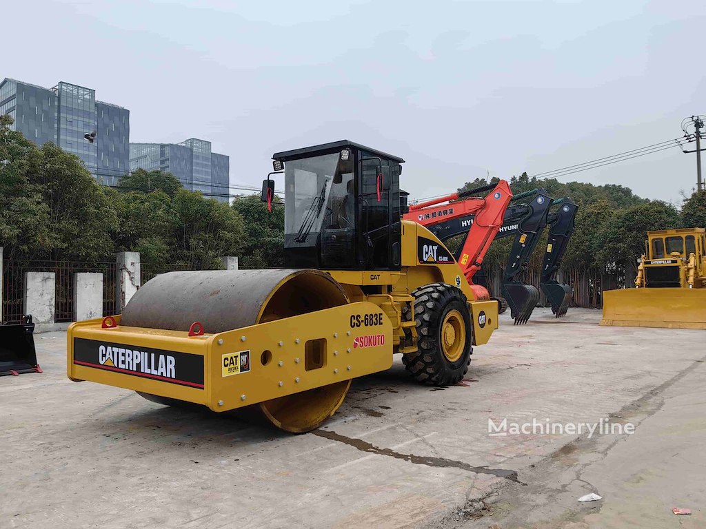 Caterpillar CS683E valjak za asfalt