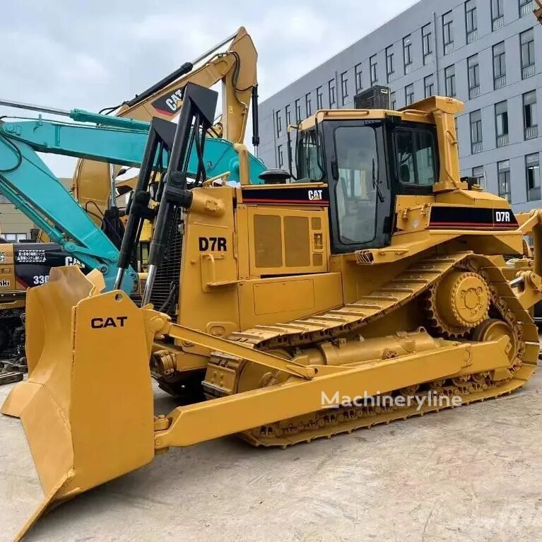 Caterpillar D7 buldožer