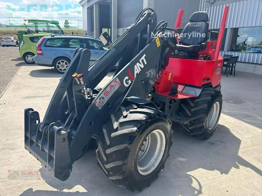 Giant d 335t multifunkcionalni utovarivač