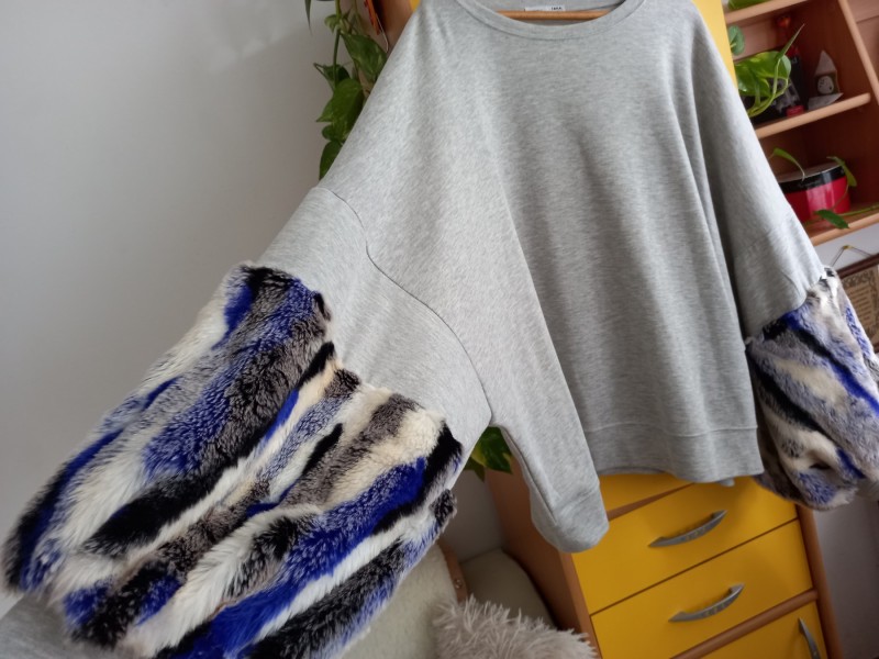 ZARA SIVI BAGGY DUKS, ŠARENO KRZNO NA RUKAVIMA L