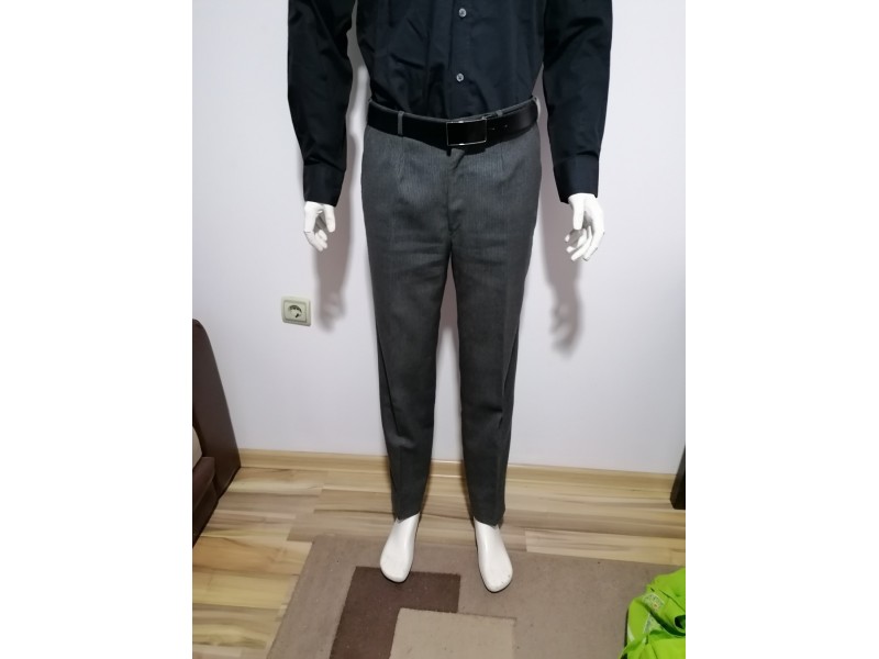 Lepe elegantne sive pantalone vel.M