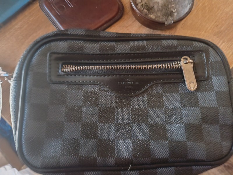 LOUIS VUITTON =SAVRSENA TASNICA MUSKA NOVA