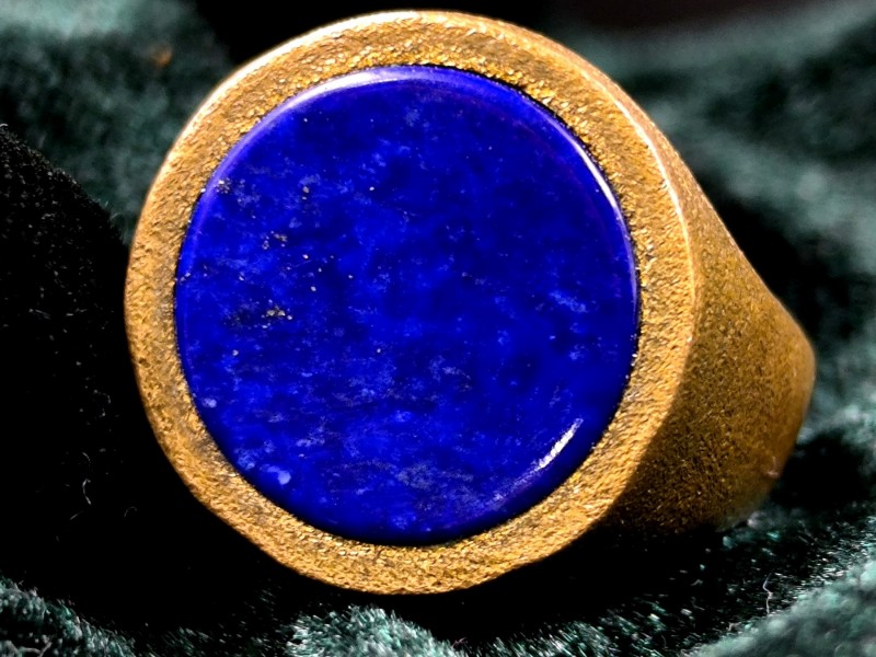 Bronzani prsten lapis lazuli kamen na njemu