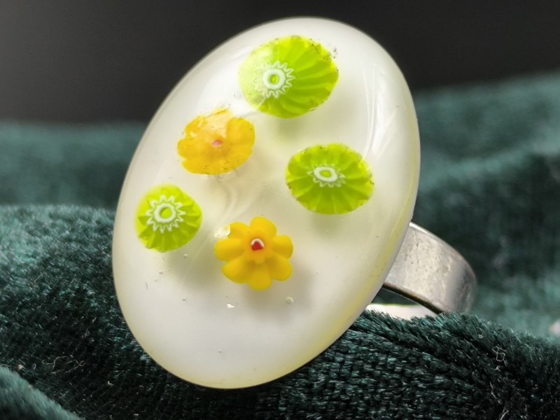 Prelep prsten murano staklo na njemu