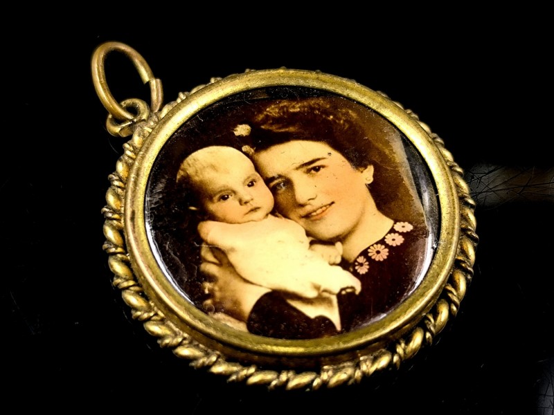 Antikvaran medaljon za fotografiju