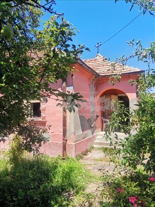 Kuća na prodaju sa 8 ari placa, vlasnik 1/1